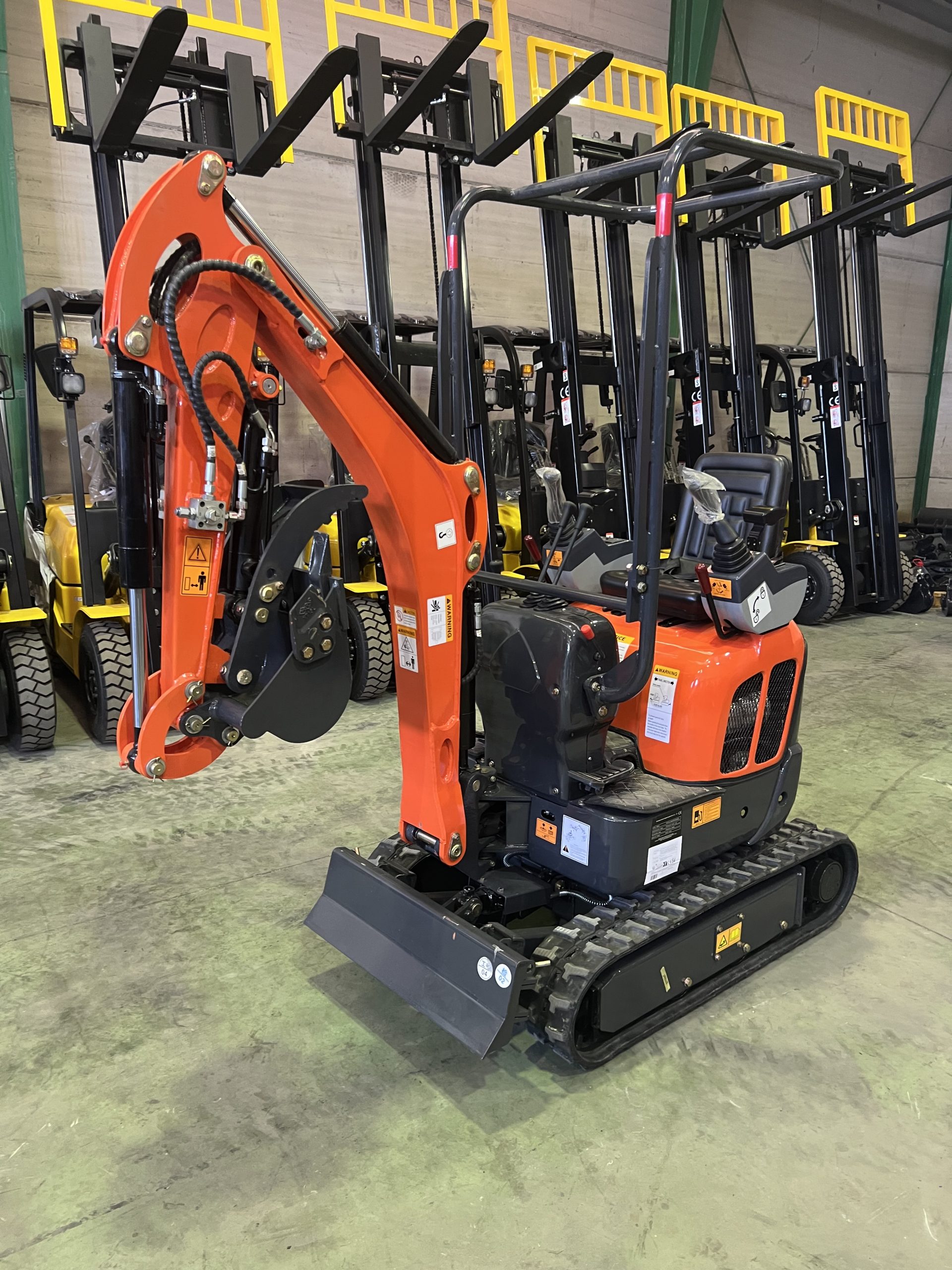 Mini Excavatrice 1200 kg Moteur Kubota 3 Cylindres avec Chenilles ...